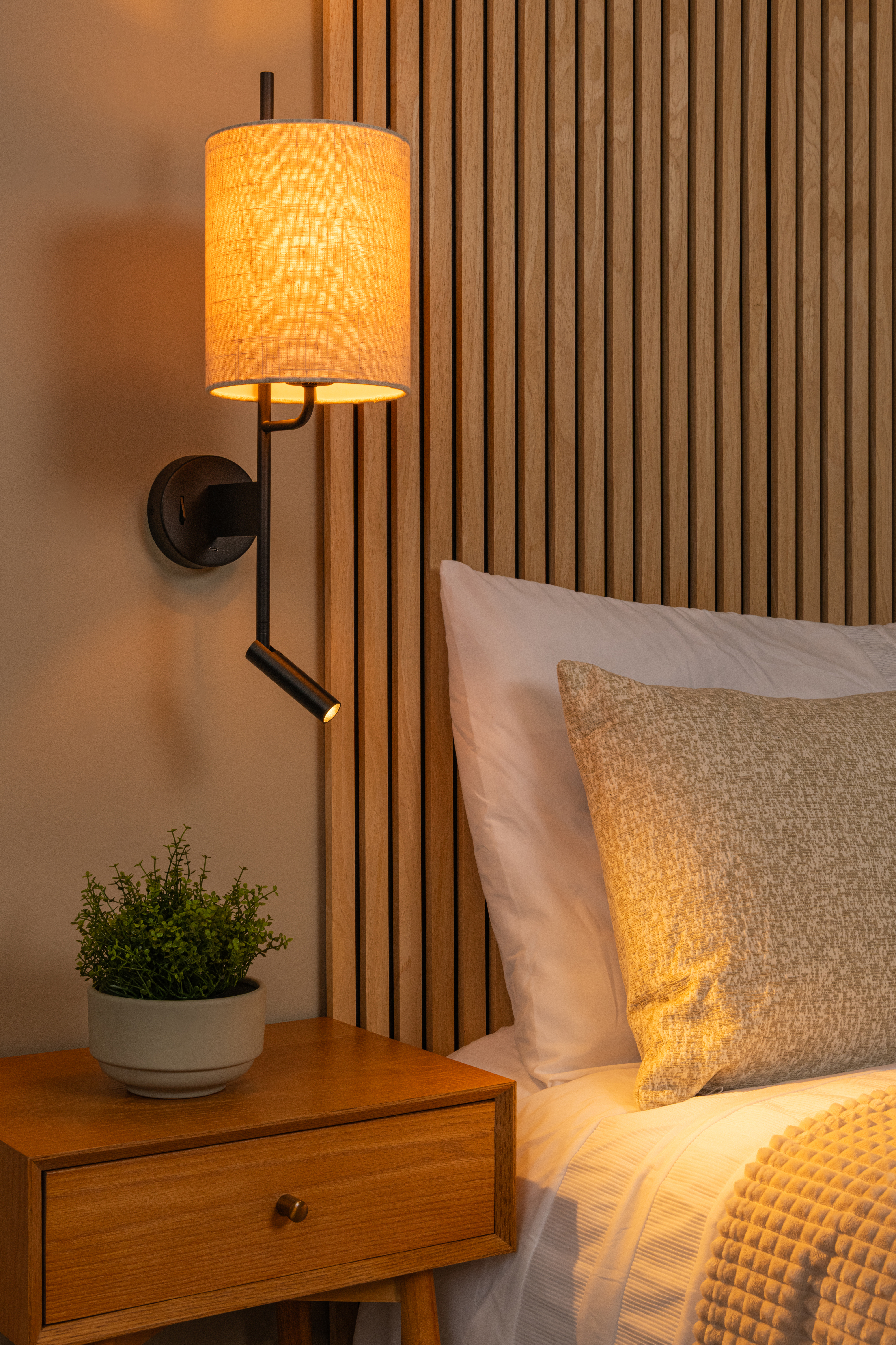 Lucide MAGIC - Wall light - 1xE27 - With USB charging point - Black